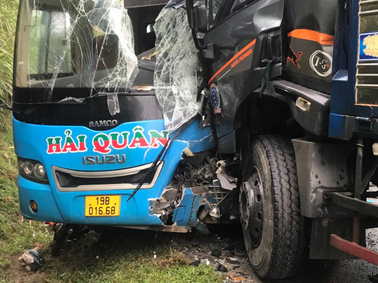 Tai nạn liên hoàn giữa xe khách, ô tô tải và xe máy trên QL32 làm nhiều ...