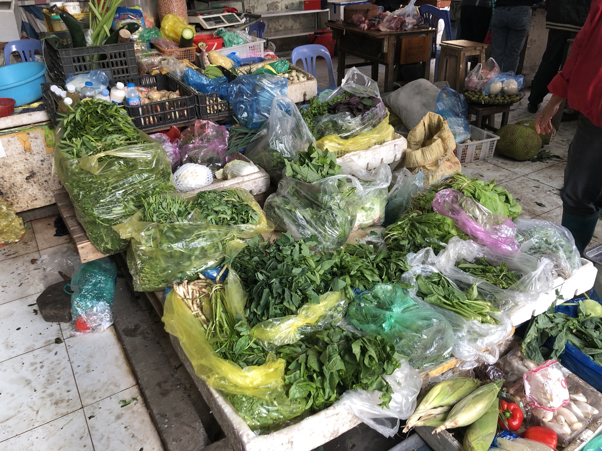 Giá rau xanh tăng 'chóng mặt', dân rủ nhau giảm rau ăn thịt