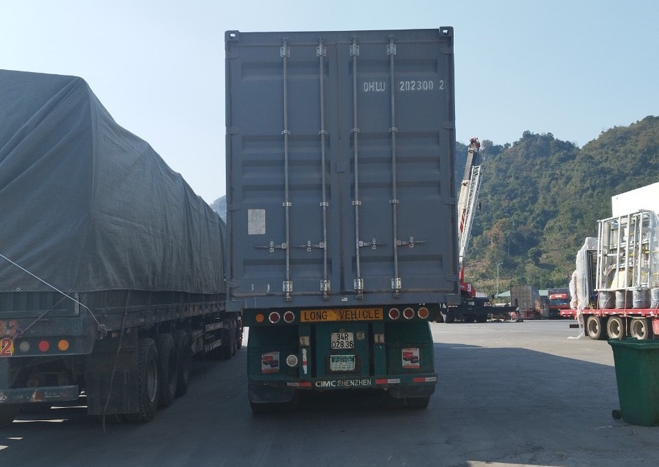 Giám sát chặt, không cho thông quan xe quá khổ chở hàng trong thùng tự ...