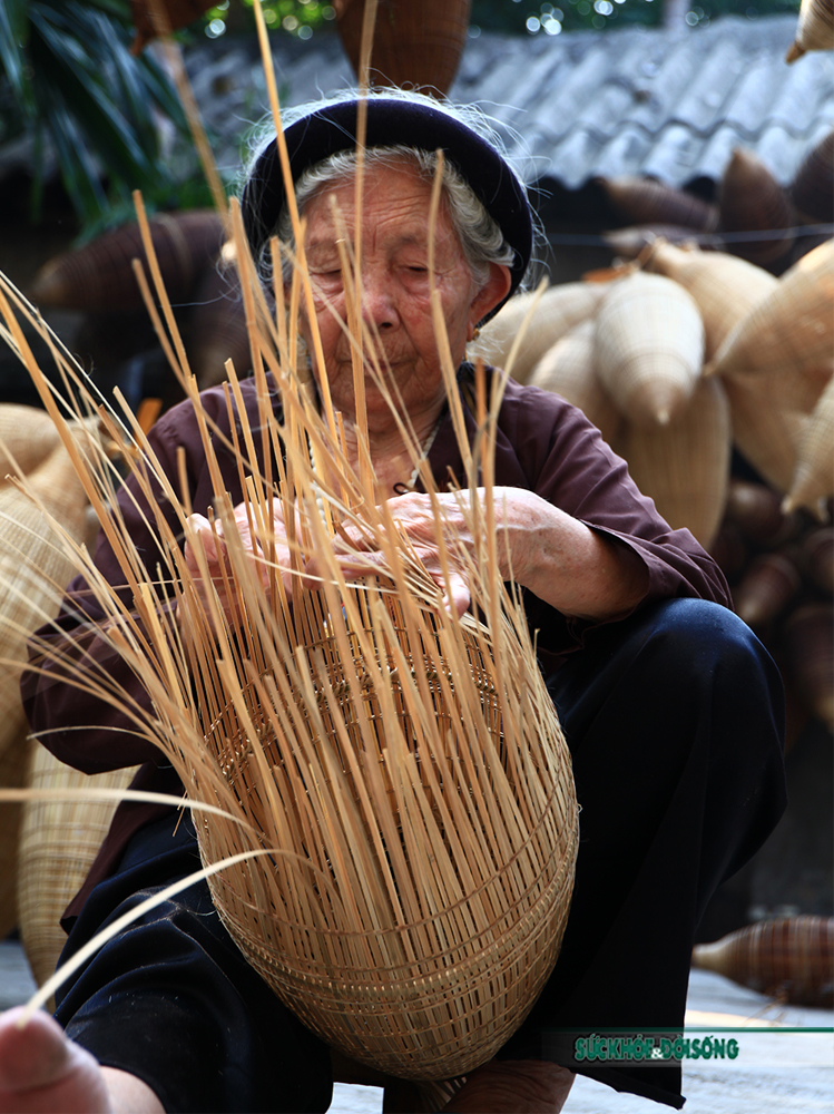 Về làng đan đó xem các cụ “múa” nan tre