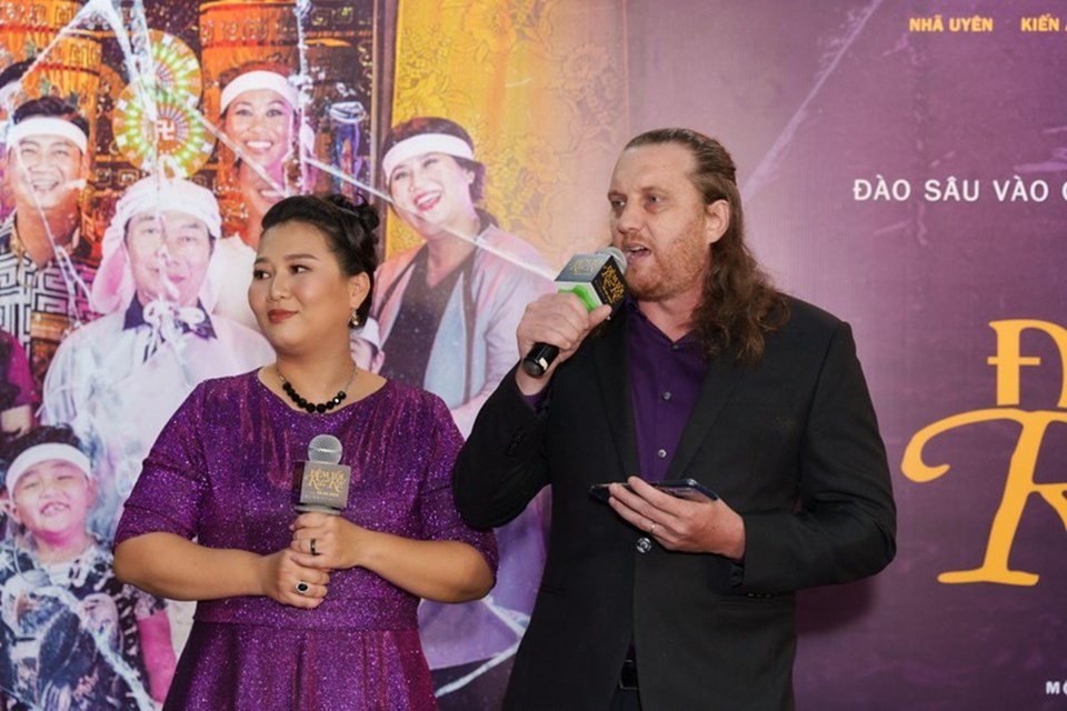 'Đêm tối rực rỡ' là phim hay nhất năm 2022: Có quá khen?