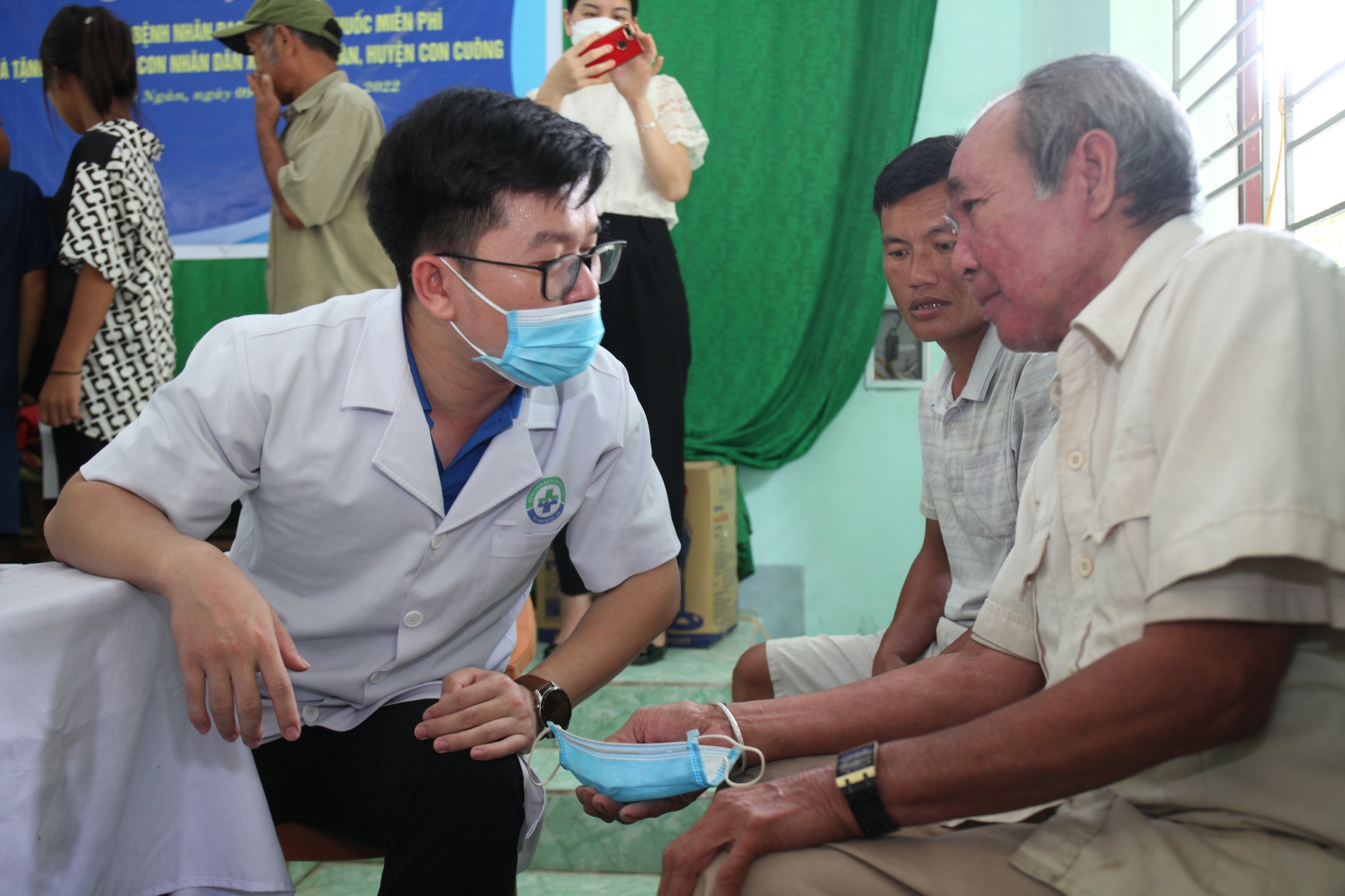 Nghệ An: Khám chữa bệnh miễn phí cho đồng bào vùng miền núi, khó khăn