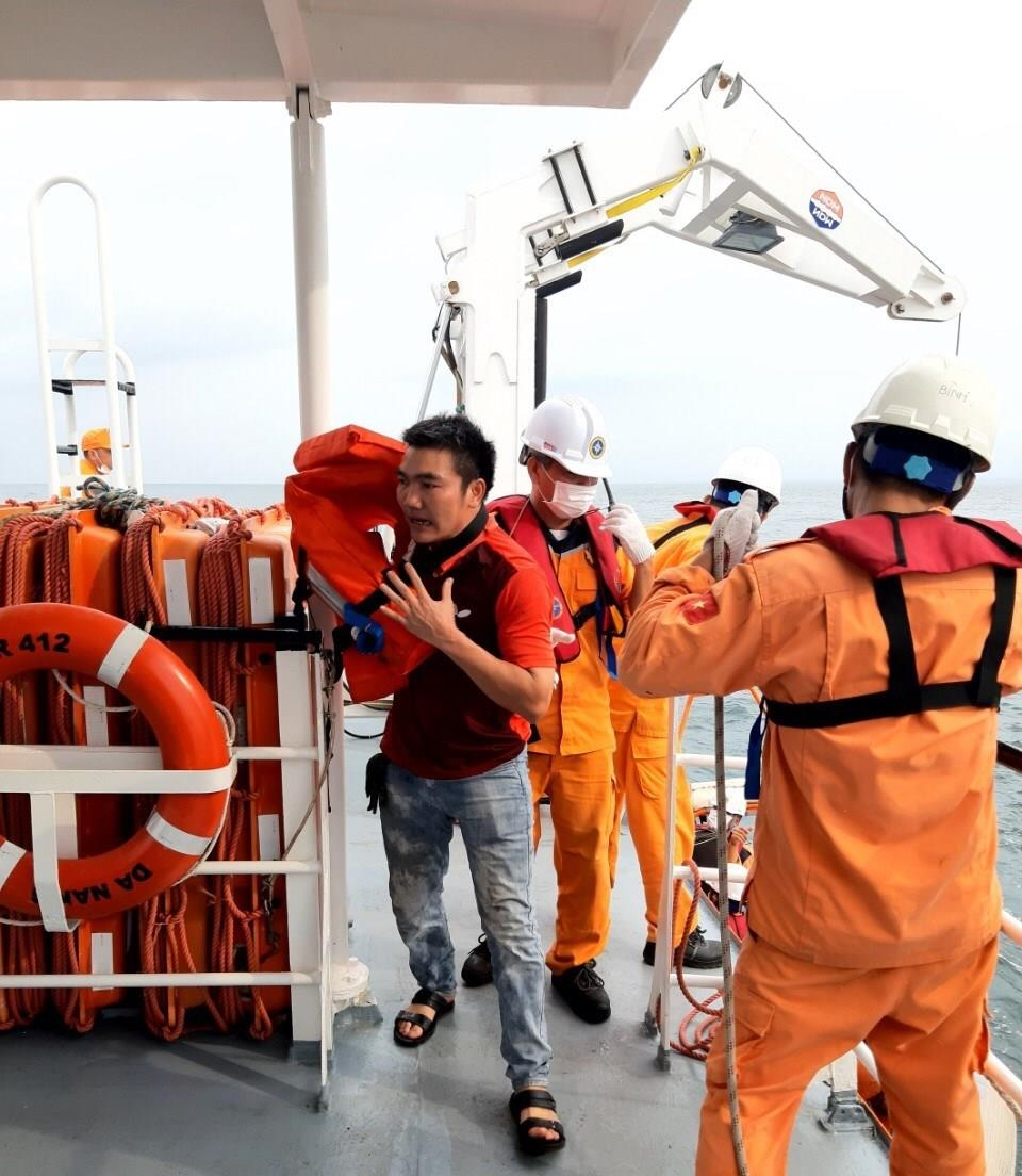 Cứu thành công 14 thuyền viên ngay trước mũi bão Noru