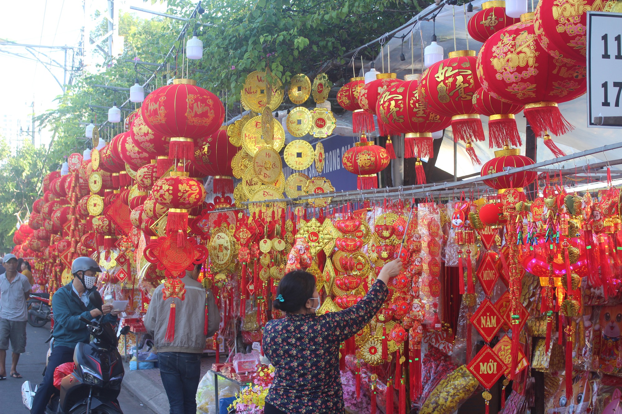 Nhộn nhịp phố lồng đèn ở xứ Trầm Hương