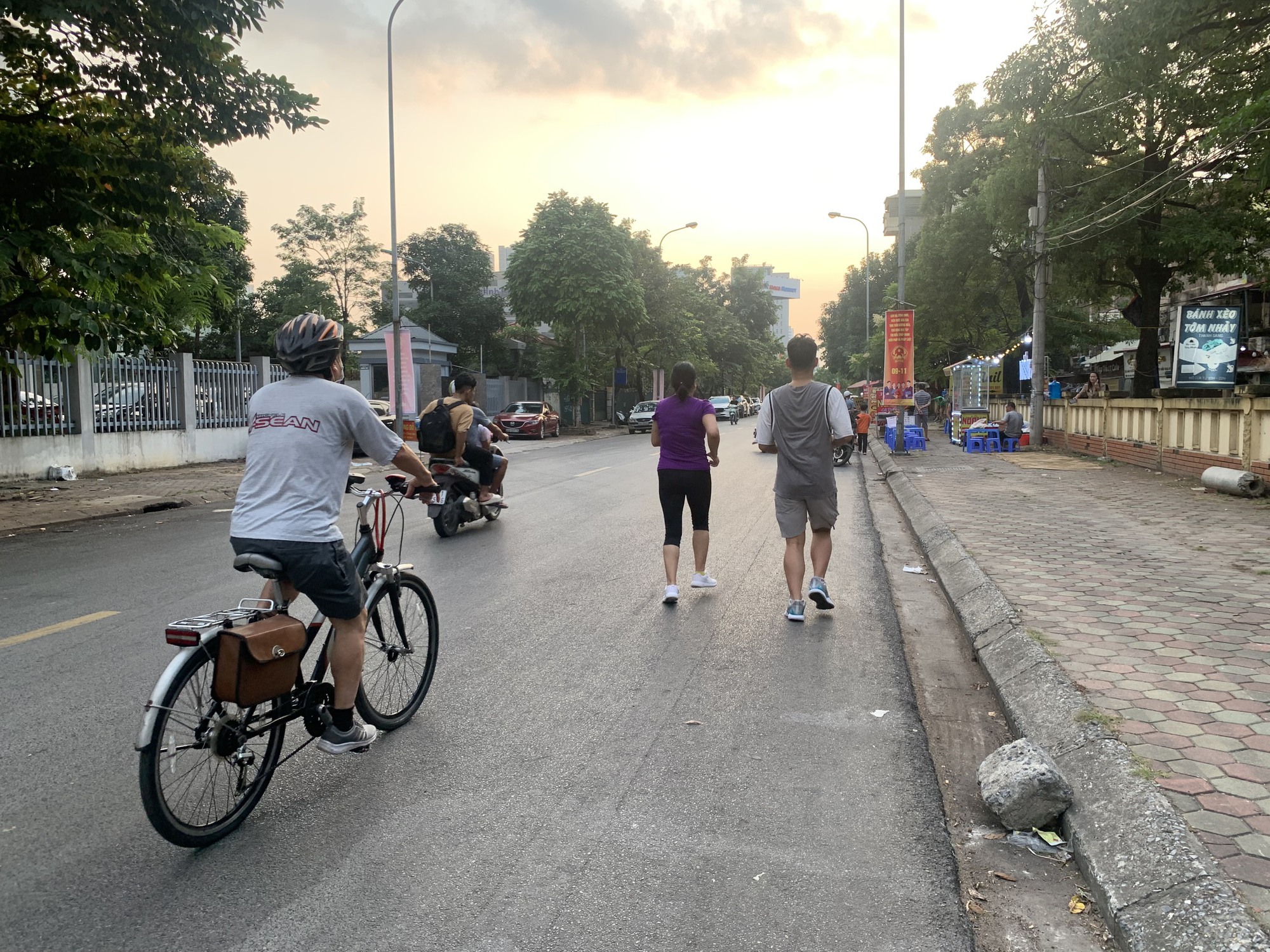 Người cao tuổi nên đi bộ hay đạp xe, tập thể dục ở người cao tuổi