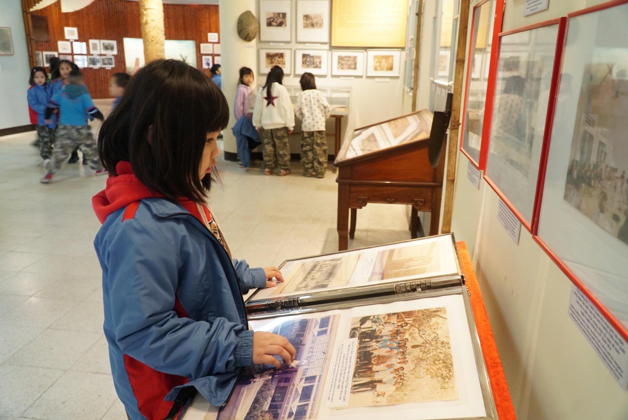 Học sinh trải nghiệm "Cháu yêu chú bộ đội - Cháu làm chú bộ đội"