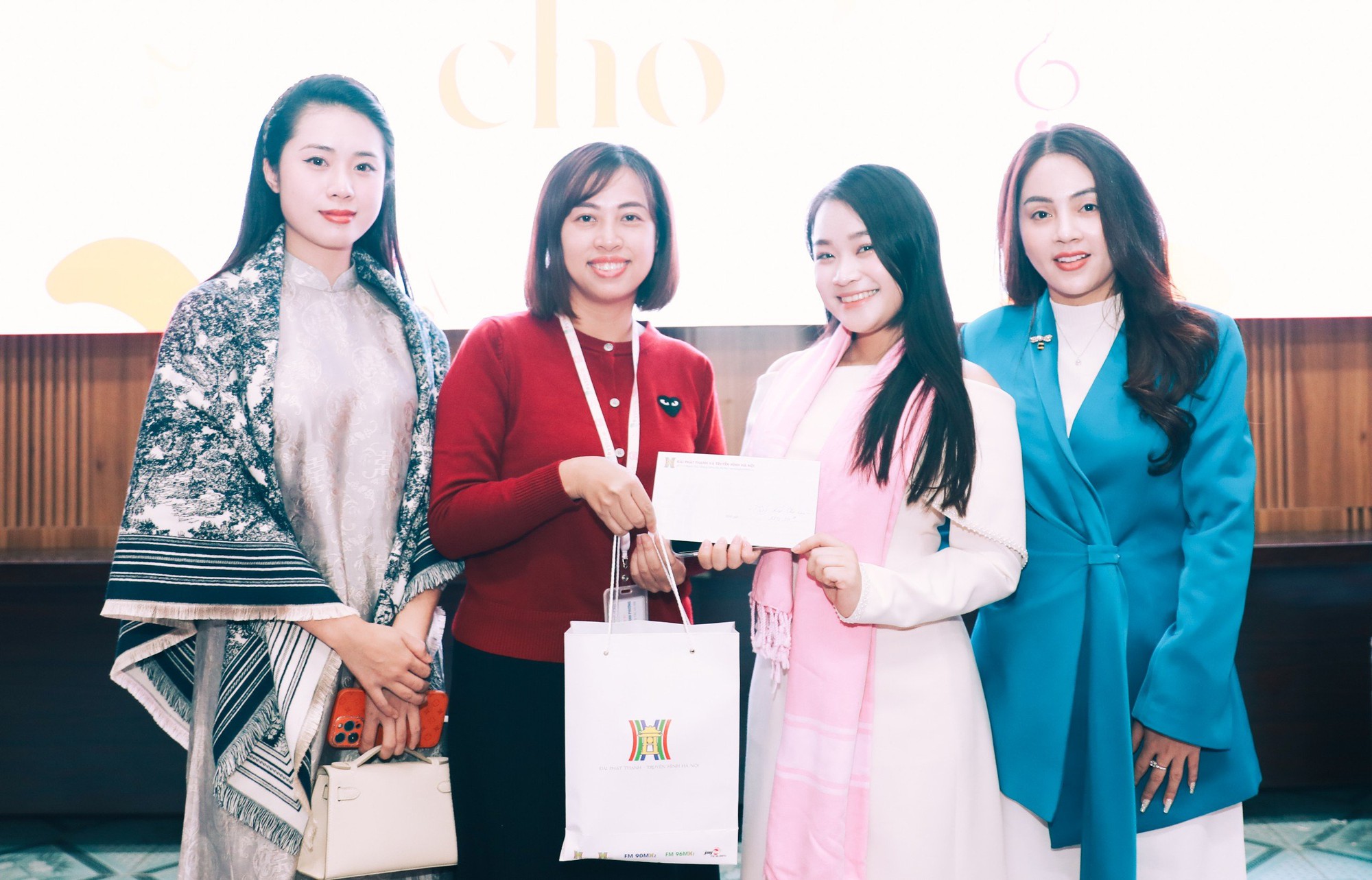 ‘Tiếng hát cho em’ đến với các bệnh nhi