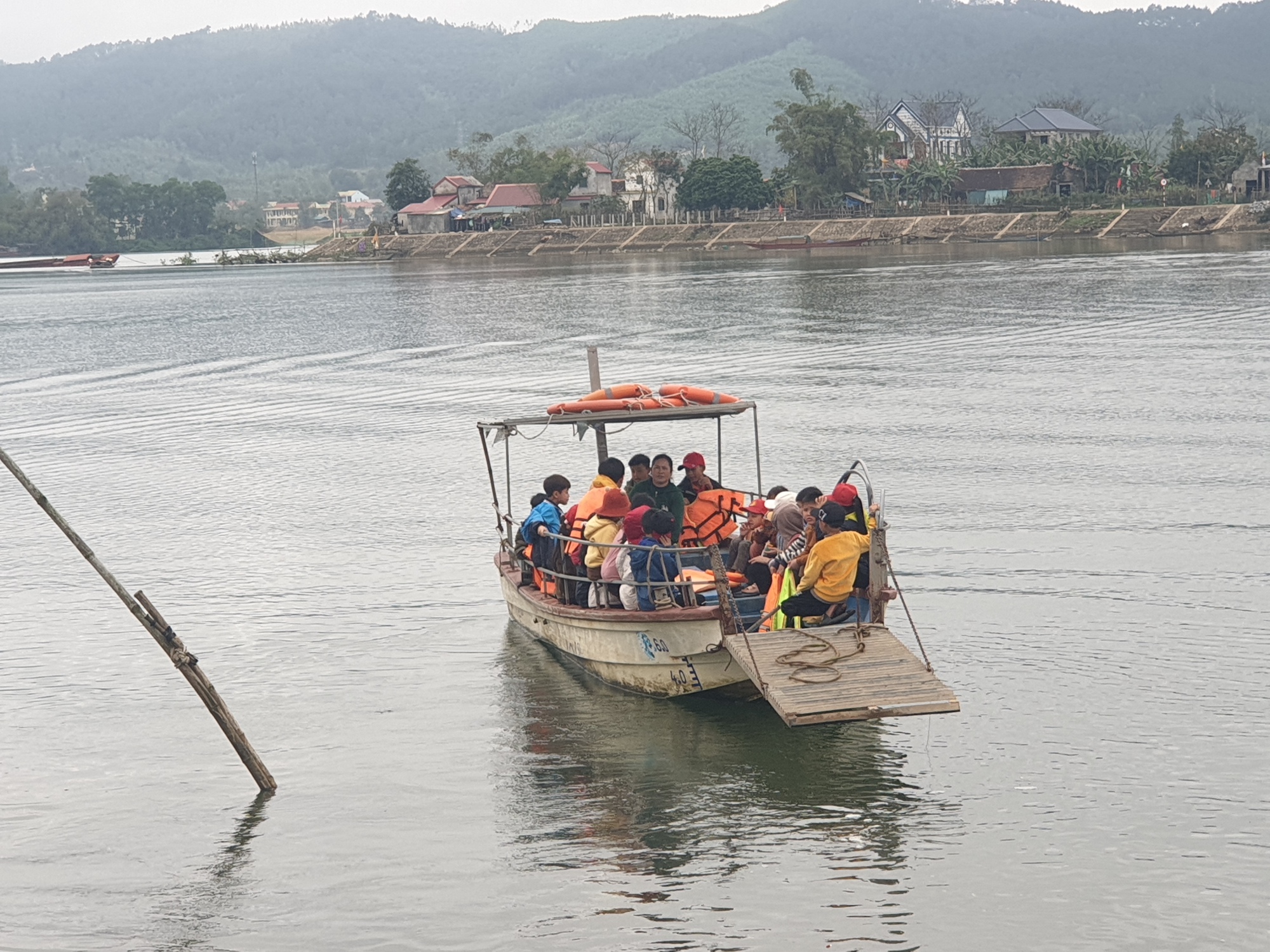 Hiểm nguy những chuyến đò ngang chở học sinh vùng cồn bãi trên sông Gianh