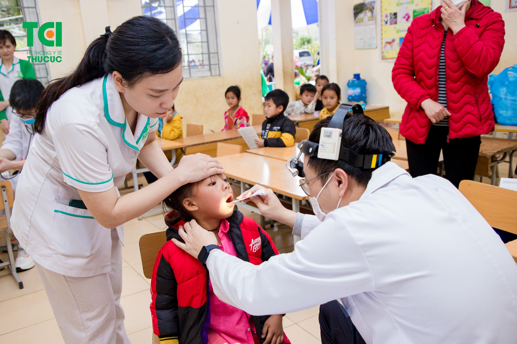 Bệnh viện ĐKQT Thu Cúc khám chữa bệnh miễn phí và tặng quà cho gần 400 ...