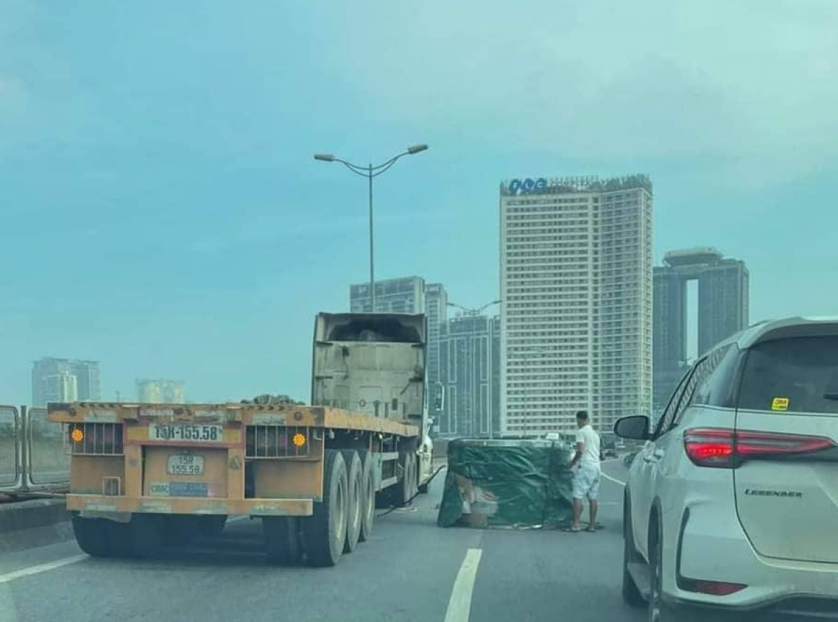 Tài xế container chở thép cuộn rơi xuống đường gây tai nạn bị xử lý thế ...