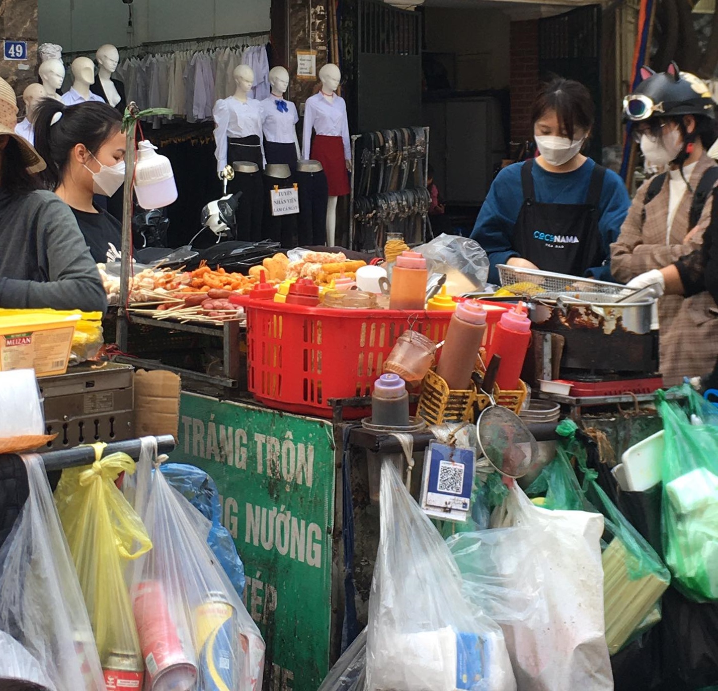 Vì sao món ăn giá rẻ, trông rất hấp dẫn này lại bị gọi là "xiên bẩn"?