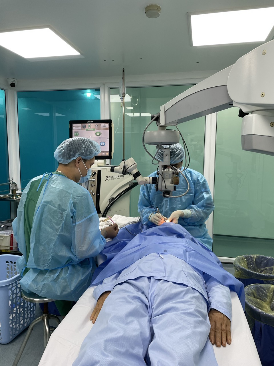 Phaco khúc xạ điều trị cận thị cho người bệnh đục thủy tinh thể