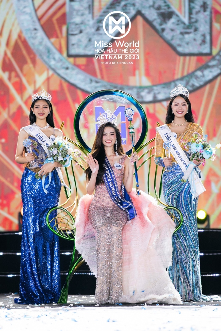 Tân Miss World Vietnam Huỳnh Trần Ý Nhi ứng xử thông minh, học vấn đáng nể