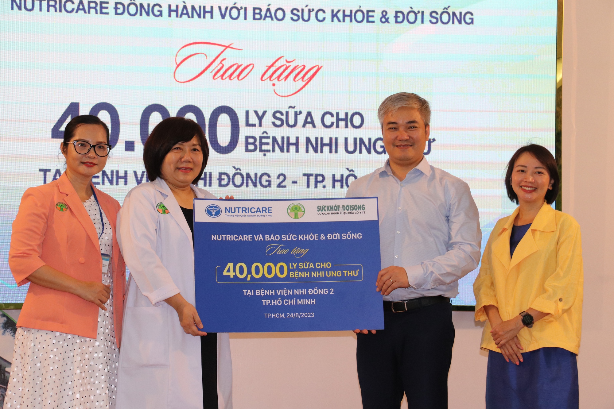 Trao tặng 40.000 ly sữa cho bệnh nhi ung thư tại Bệnh viện Nhi đồng 2