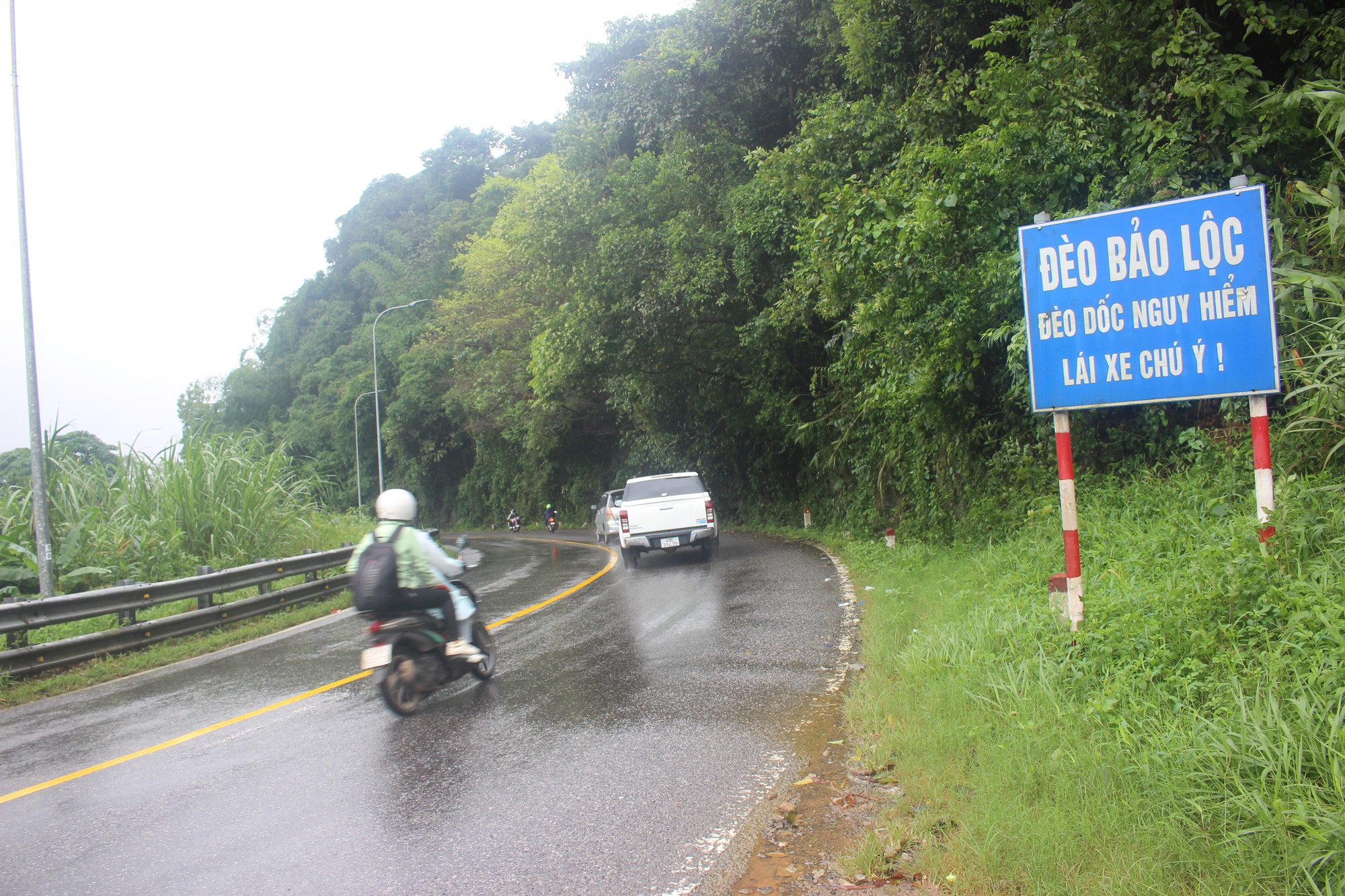 Đèo Bảo Lộc nhộn nhịp trở lại, đường tránh Nam TP Bảo Lộc lại nứt toác