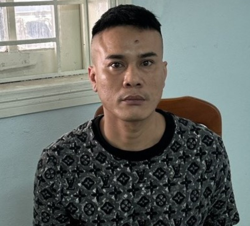 Bắt đối tượng hình sự cộm cán Thành "đen”, lòi ra hai khẩu súng ngắn