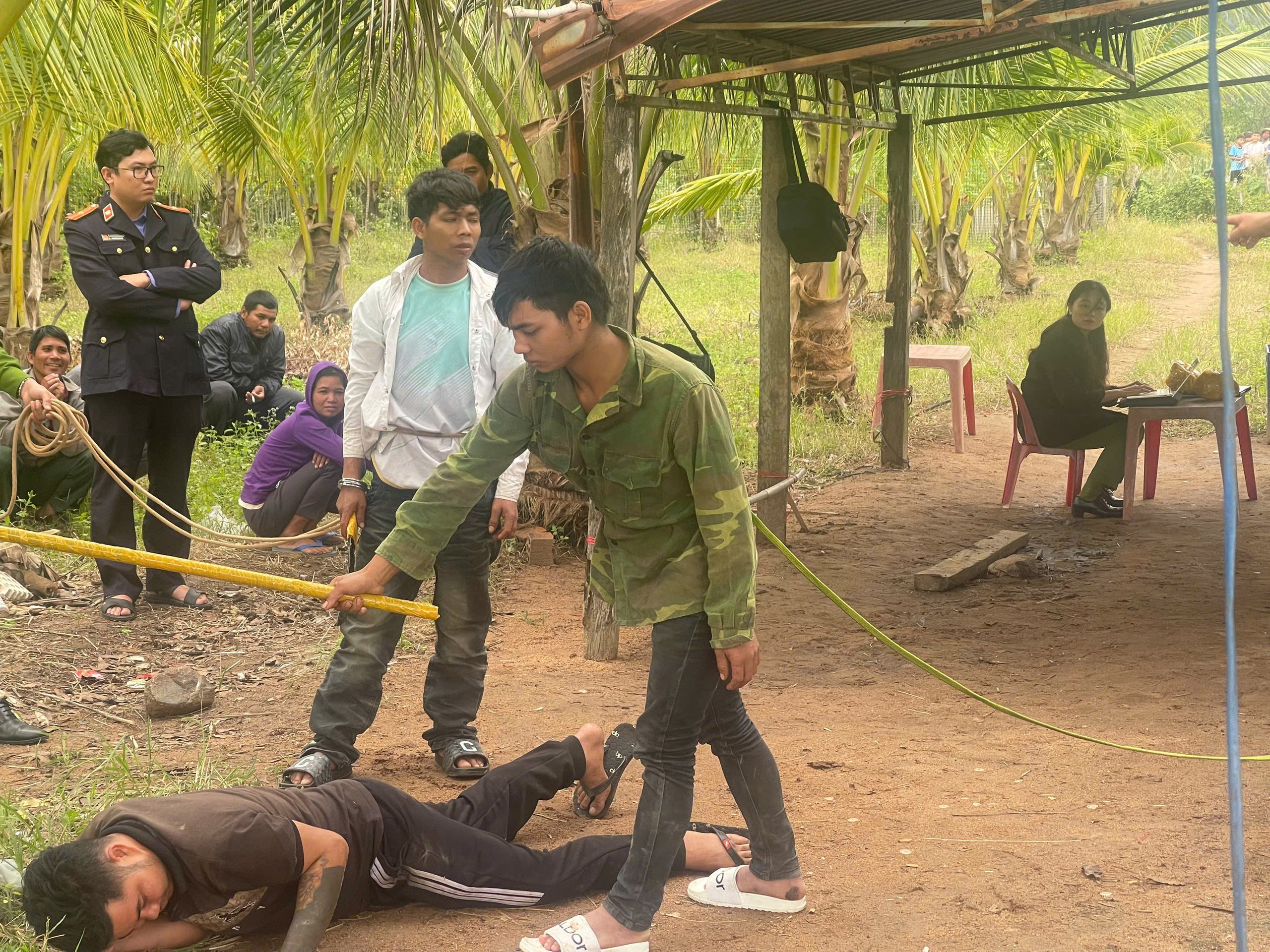 Bắt 2 anh em giết người, phi tang thi thể dưới khe suối rồi lẩn trốn ...