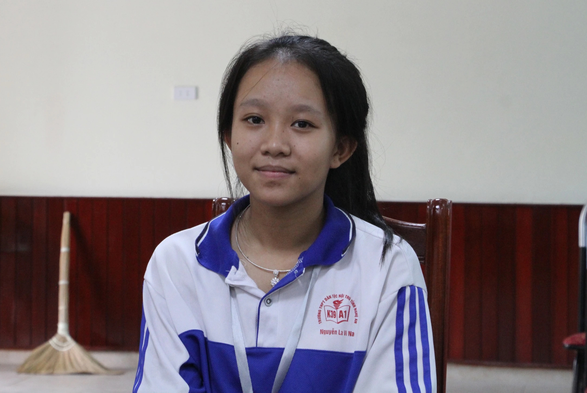 Tấm huy chương Olympic Toán học quốc tế TIMO của nữ sinh người dân tộc Đan Lai