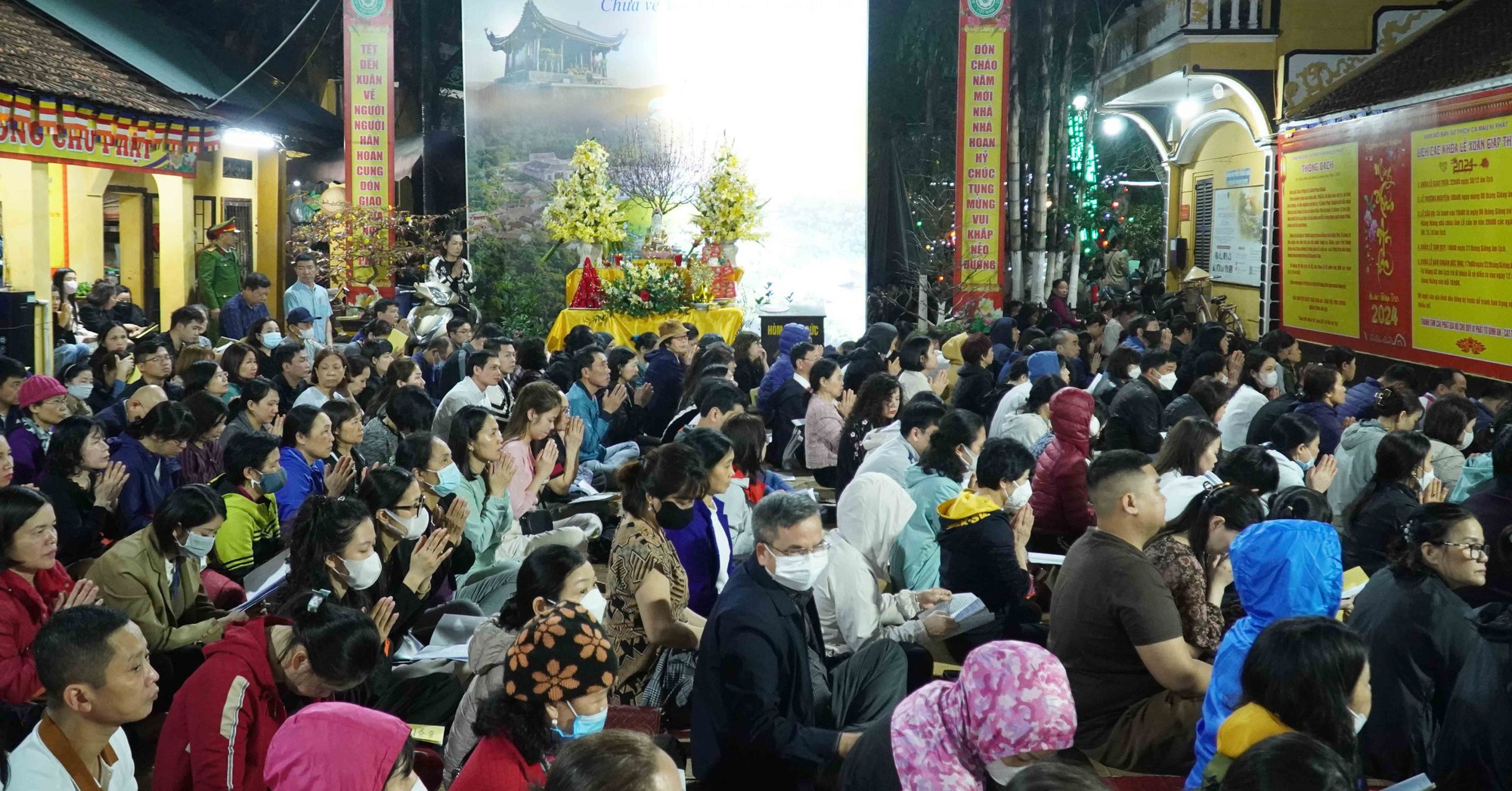 Hàng nghìn phật tử tới dự lễ cầu an tại chùa Phúc Khánh