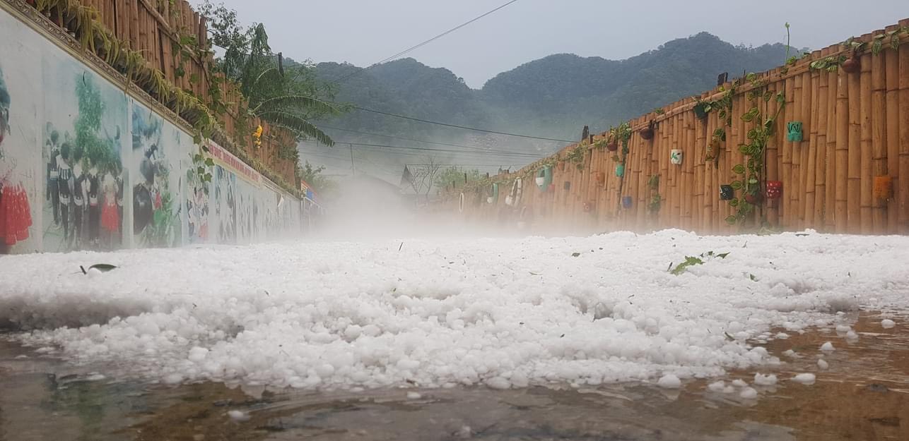 Chuyên gia lý giải nguyên nhân những cơn mưa đá trắng trời những ngày qua