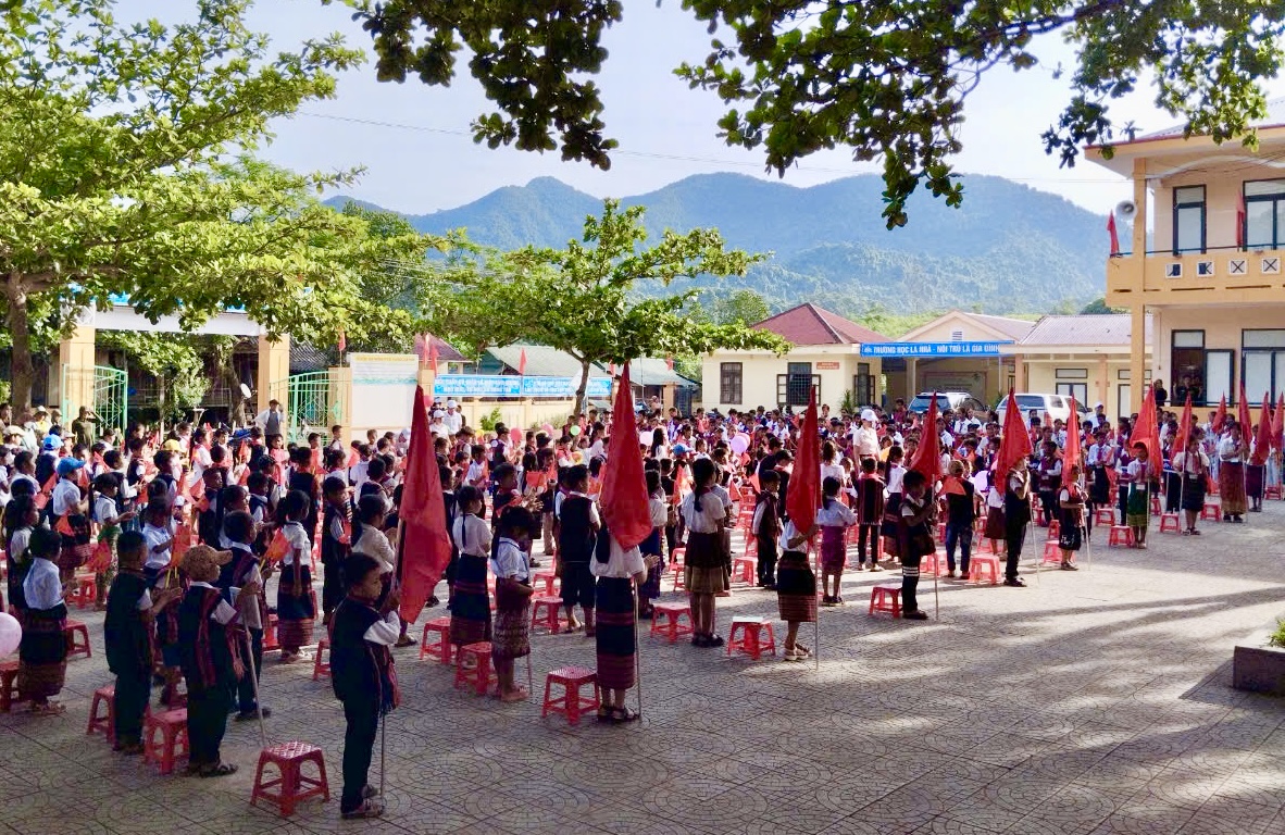 Hình ảnh cô trò vùng cao, biên giới háo hức ngày khai giảng