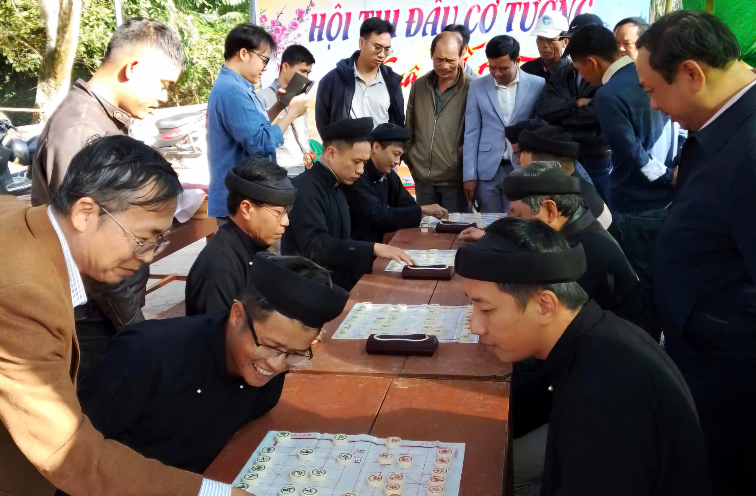 Người dân chen chân 'xin lộc' ở phiên chợ mỗi năm chỉ họp một lần