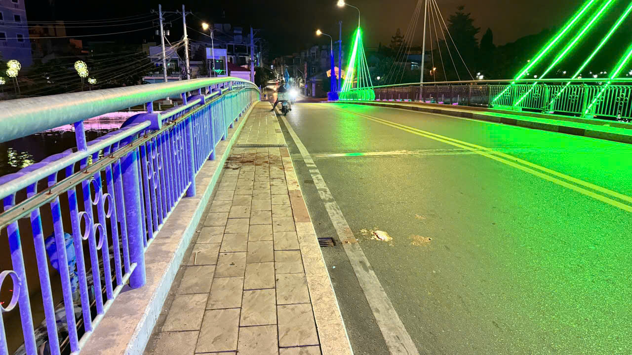 Hai anh em bán bánh chiên bị đâm giữa cầu, em trai 16 tuổi tử vong