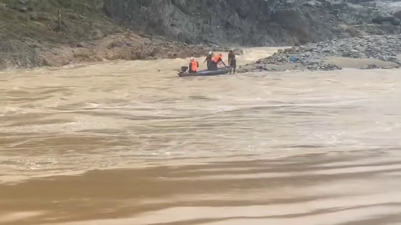 Giải cứu 2 người dân đi làm rẫy bị mắc kẹt giữa dòng lũ dữ