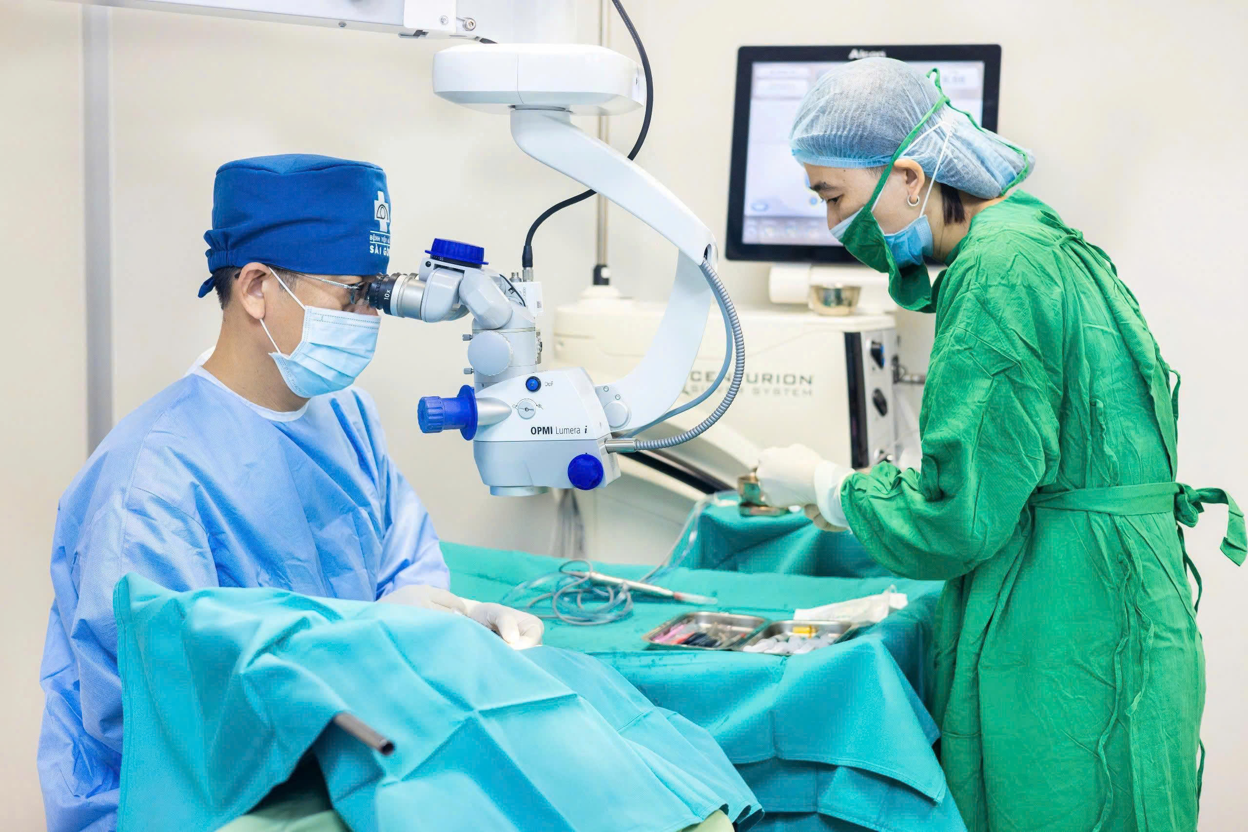 Die Saigon Eye Clinic wird als Pionierin im Bereich der Phaco-No-Blade ...