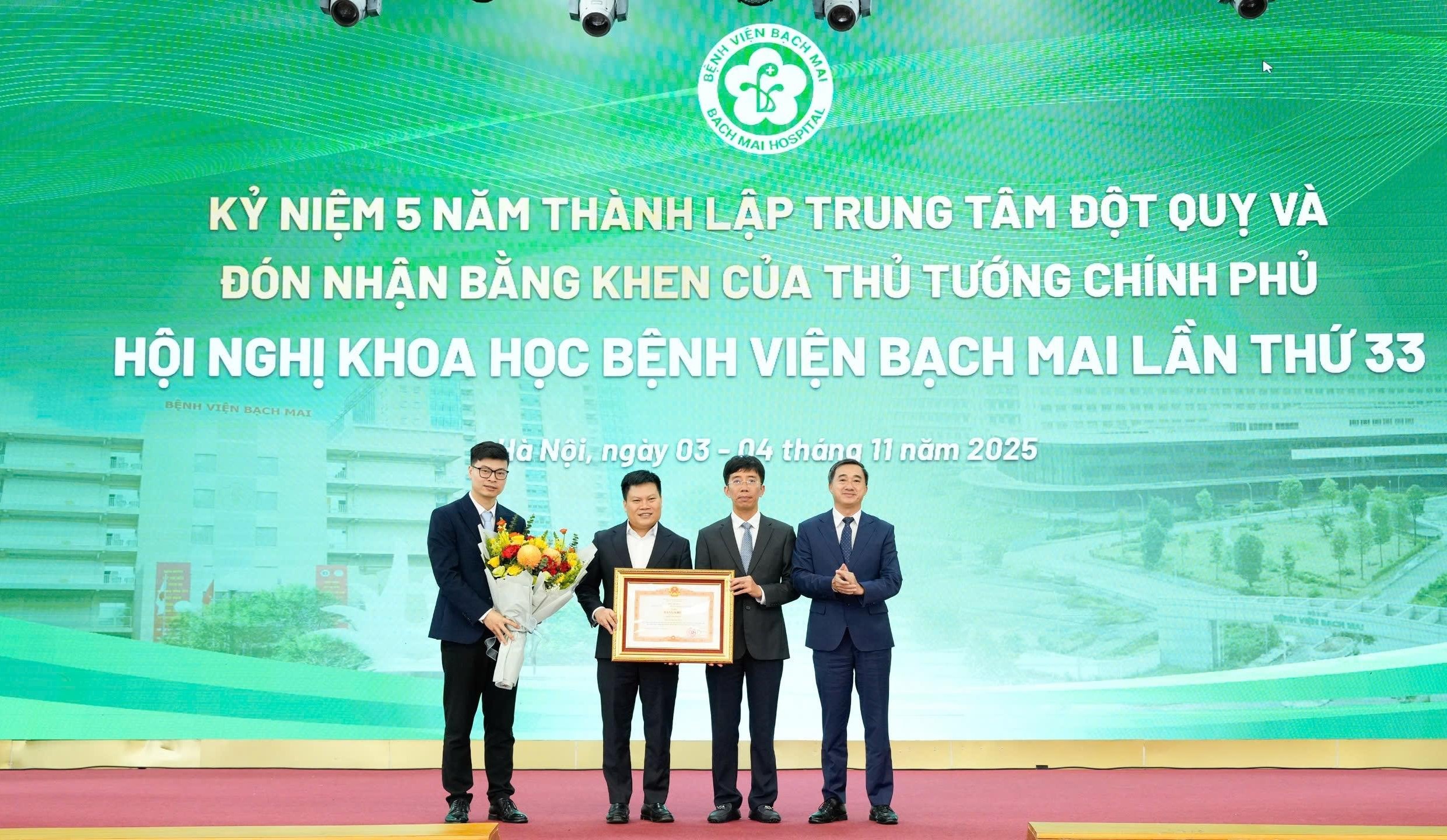 GS.TS Mai Duy Tôn mang 'giờ vàng' đến vùng xa