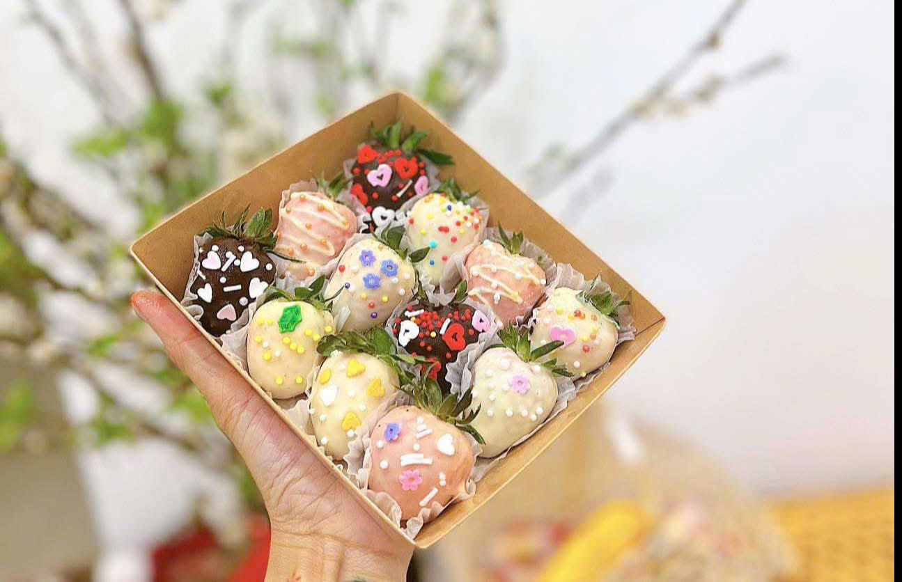 Dâu tây phủ chocolate hút giới trẻ ngày Valentine