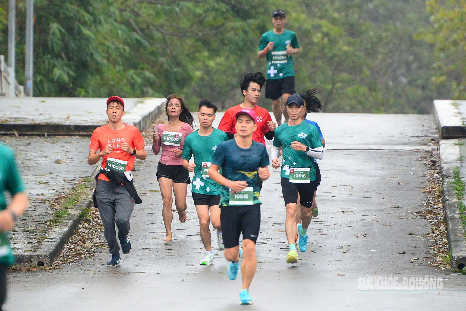 Bóng hồng chân trần trên đường chạy 'Run With Me – Cộng Đồng Khỏe'