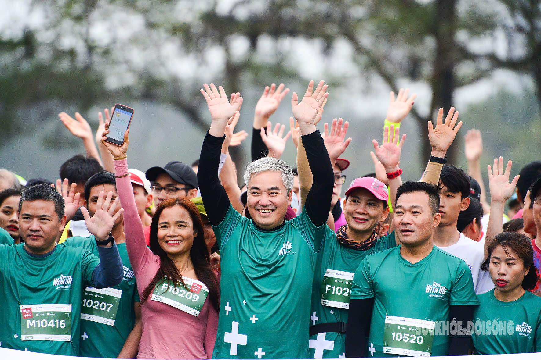 Bóng hồng chân trần trên đường chạy 'Run With Me – Cộng Đồng Khỏe'