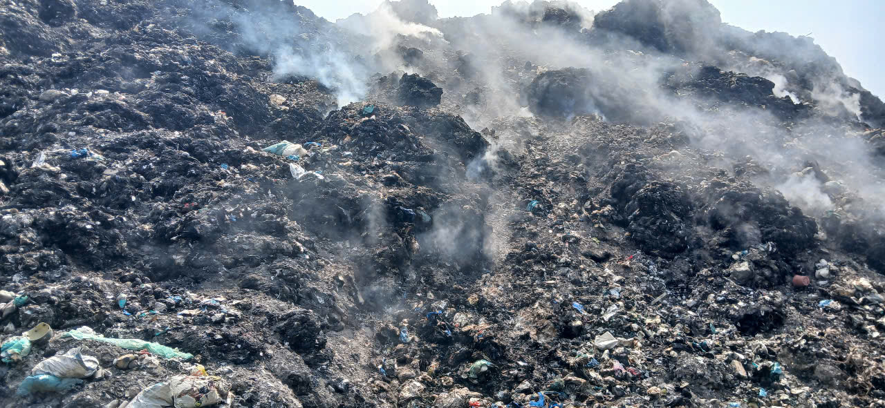 Cận cảnh bãi rác lộ thiên ‘khủng’ nghi ngút khói ở Khánh Hòa