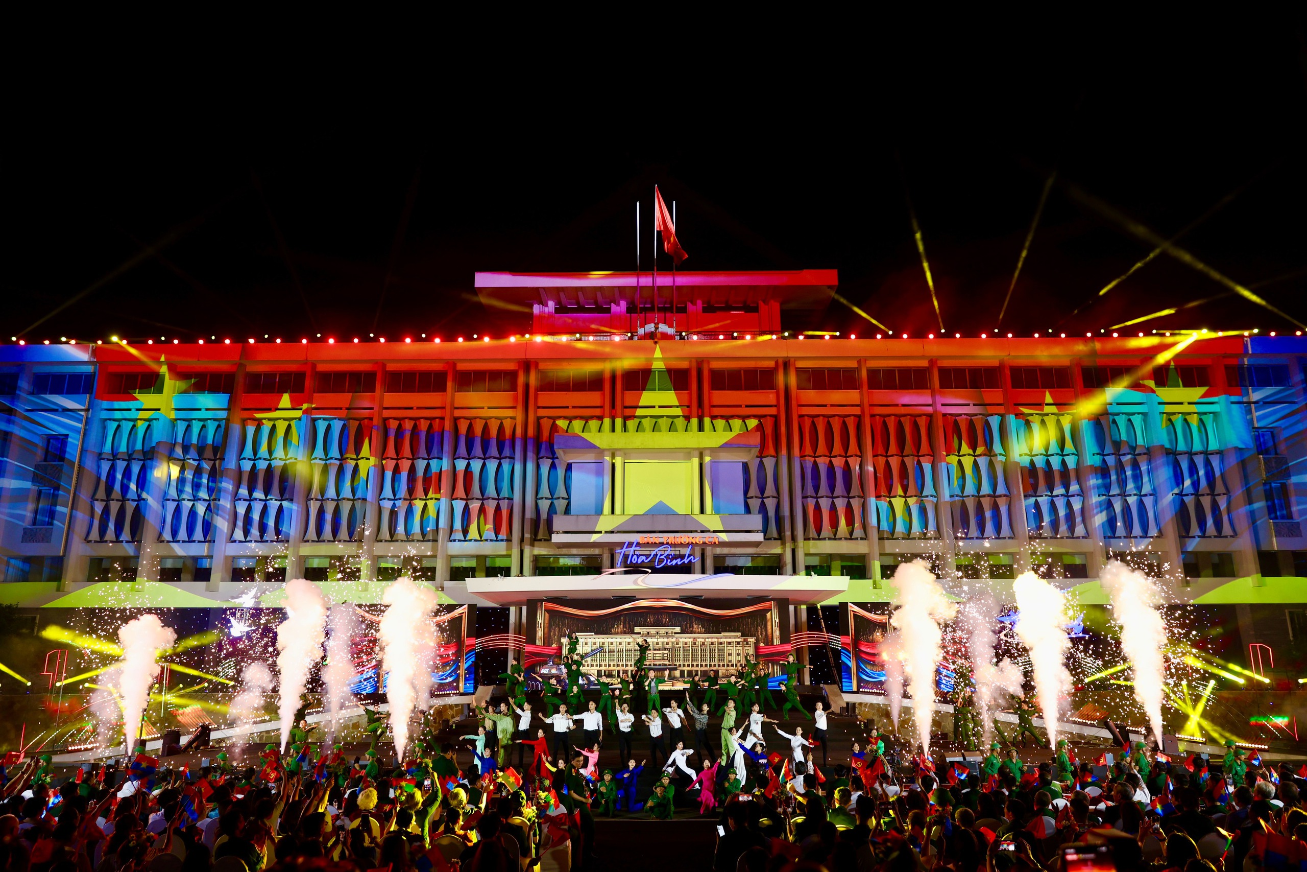 Chuyện về lá cờ cắm trên nóc Dinh Độc Lập ngày Giải phóng miền Nam, thống nhất đất nước | TRẠM Y ...