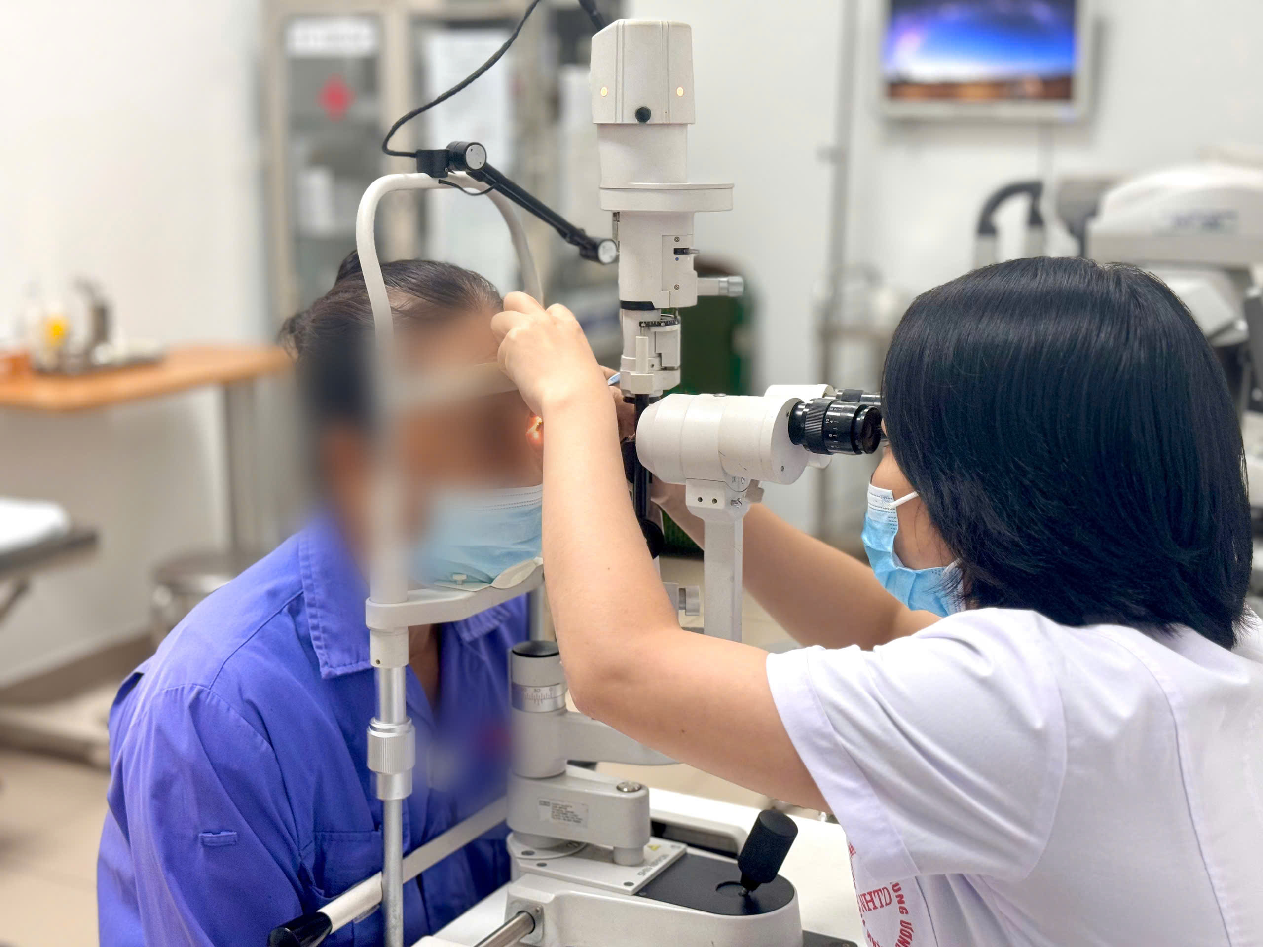 Ngứa mi mắt 3 năm, cụ bà đi khám bất ngờ phát hiện ra thủ phạm