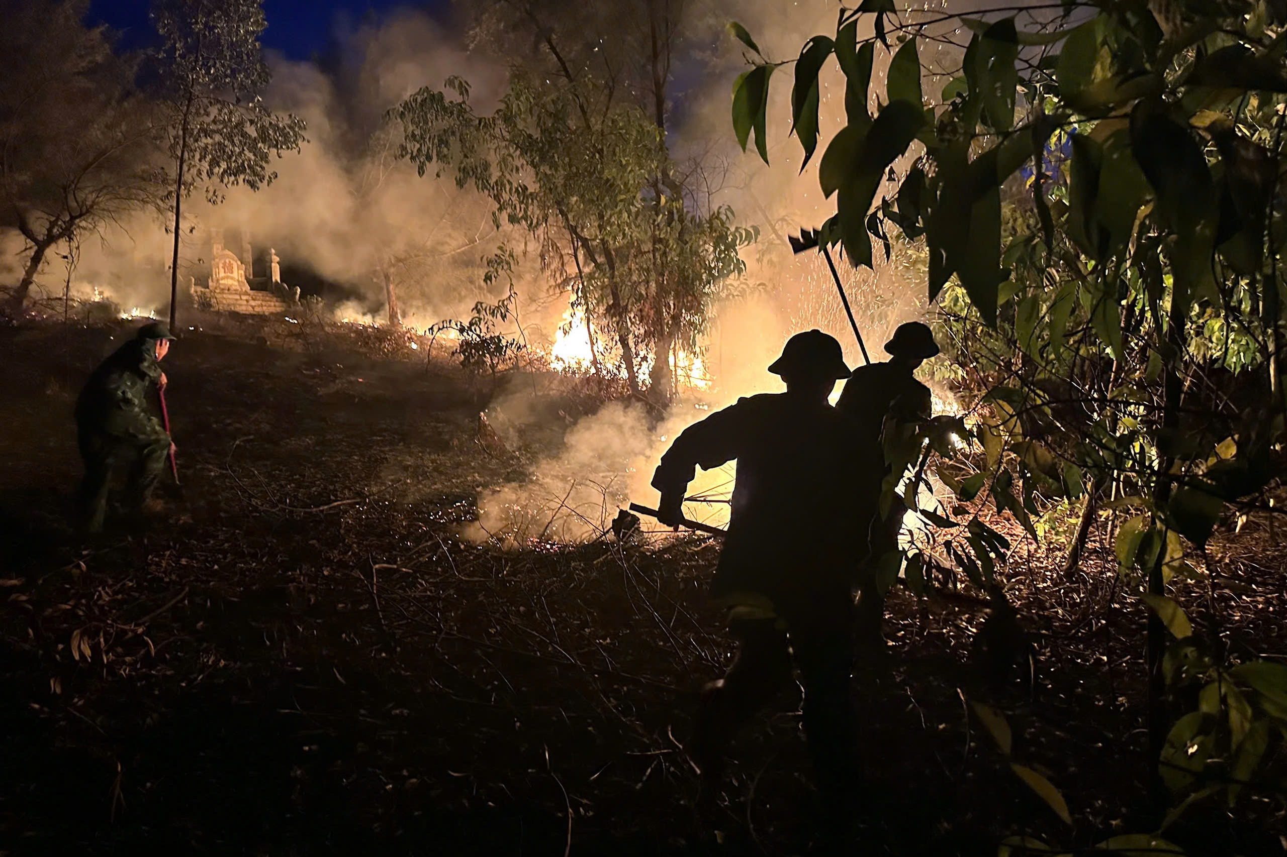 Khống chế vụ cháy rừng ở Huế, phát hiện thi thể người đàn ông