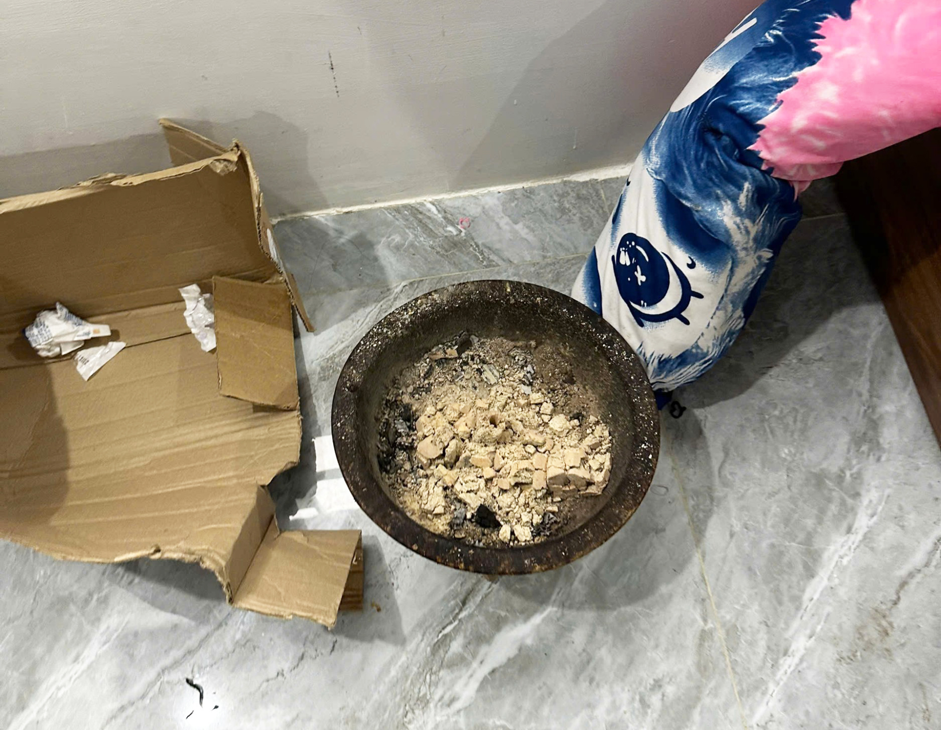 Hậu quả đau lòng từ thói quen đốt than sưởi ấm trong phòng kín