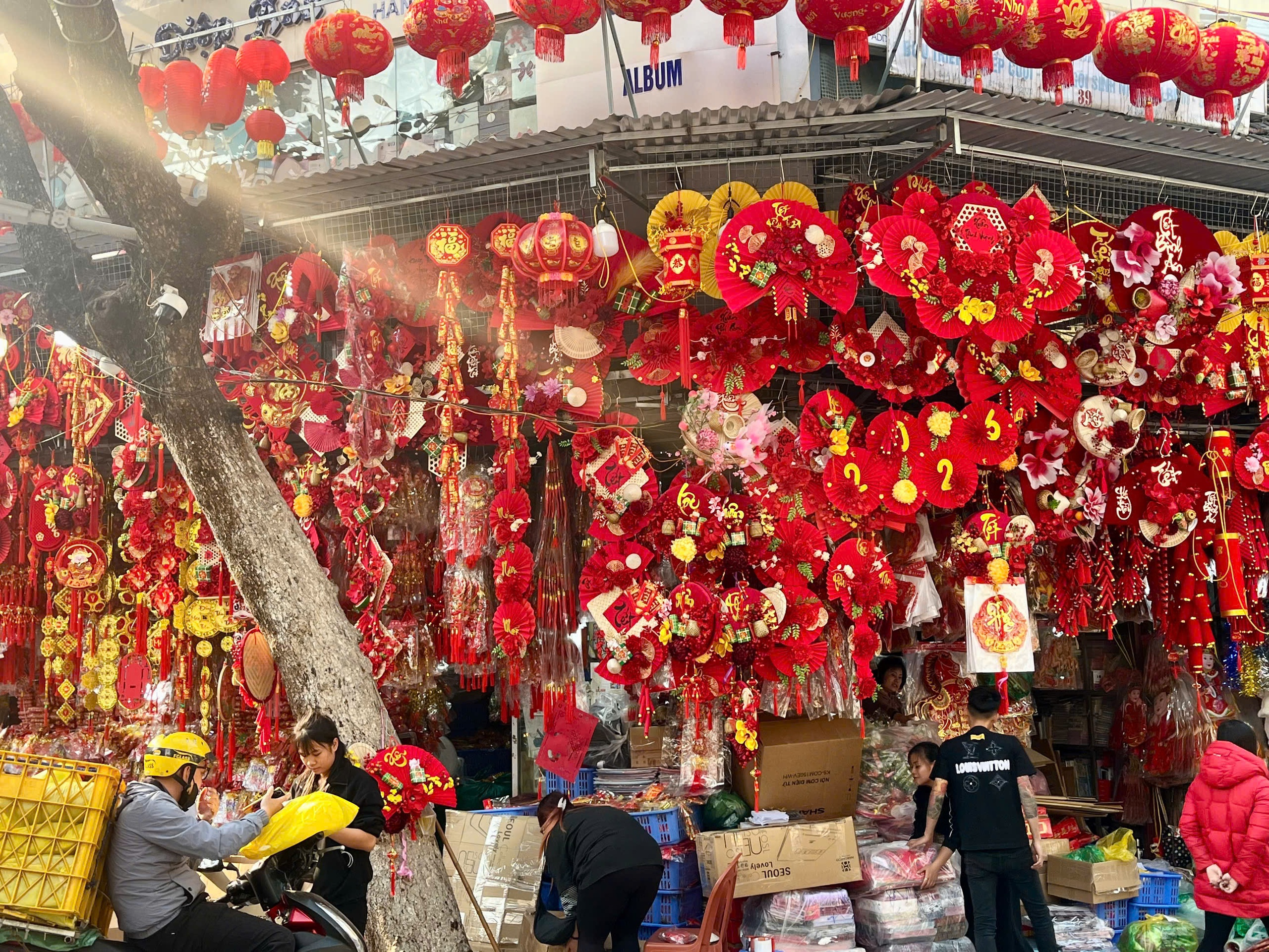 Đồ trang trí Tết vào mùa, phố phường rực rỡ sắc xuân