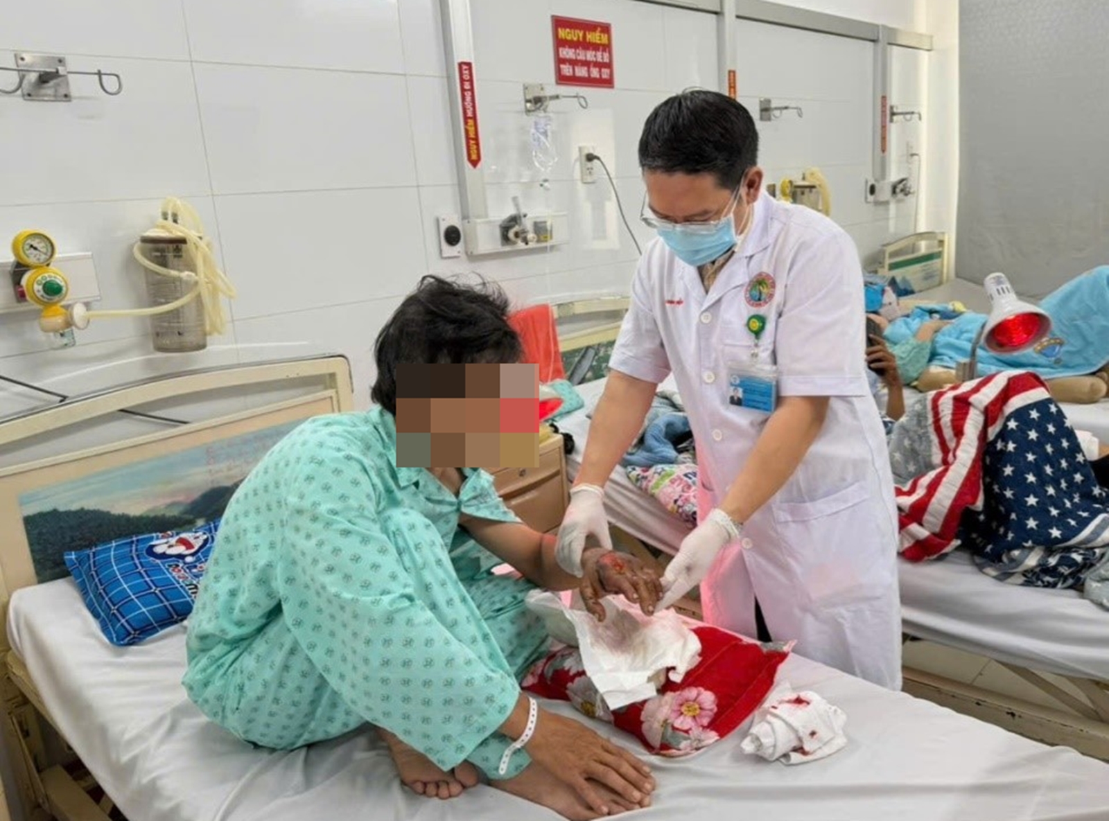 Des sauveteurs sauvent la main presque sectionnée d'un ouvrier dont la ...