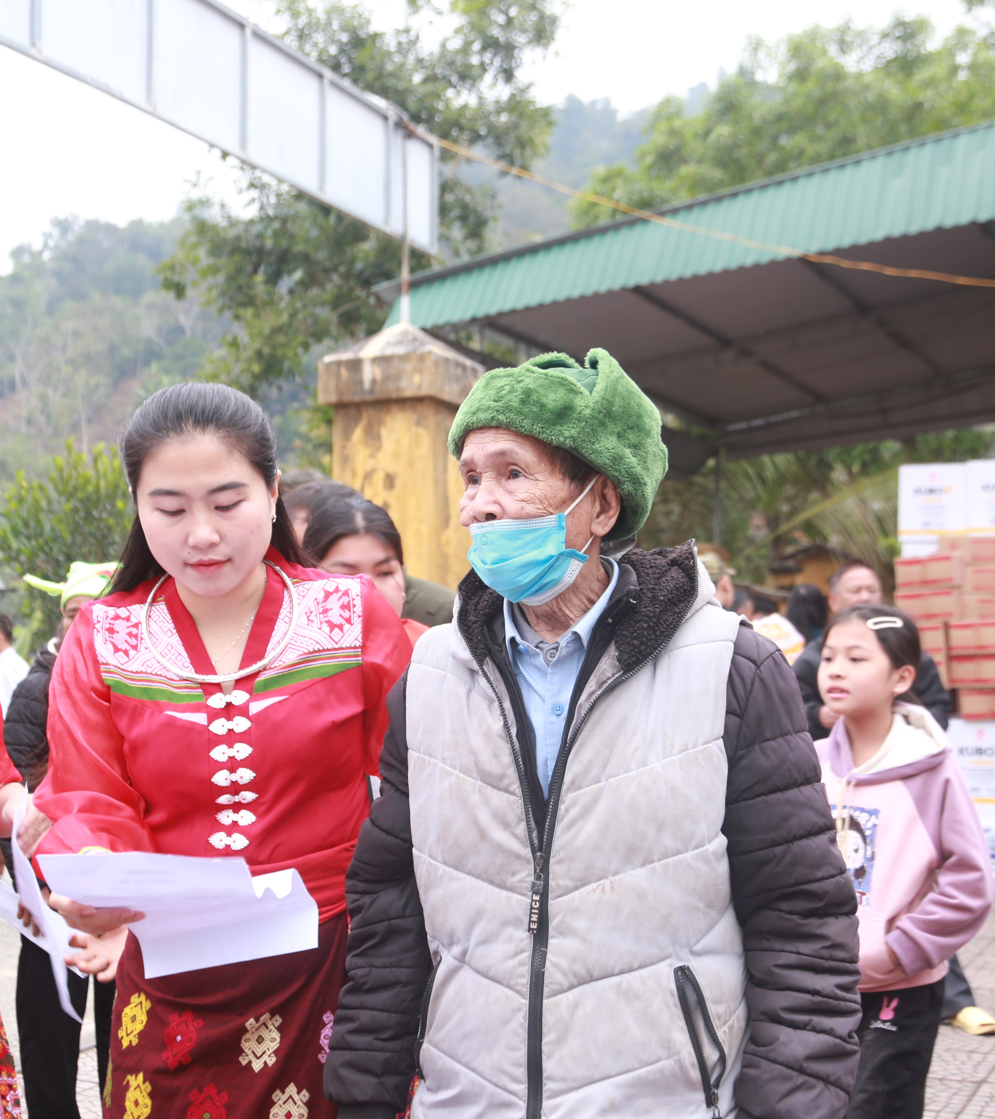 Hơn 1000 người dân Yên Hòa được khám, tư vấn sức khỏe miễn phí
