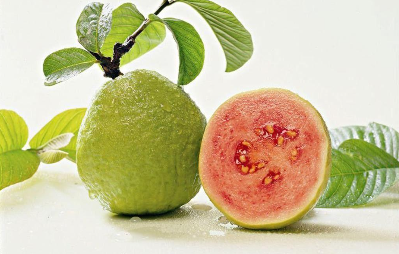 5 types of red fruits that fight aging and boost collagen production.