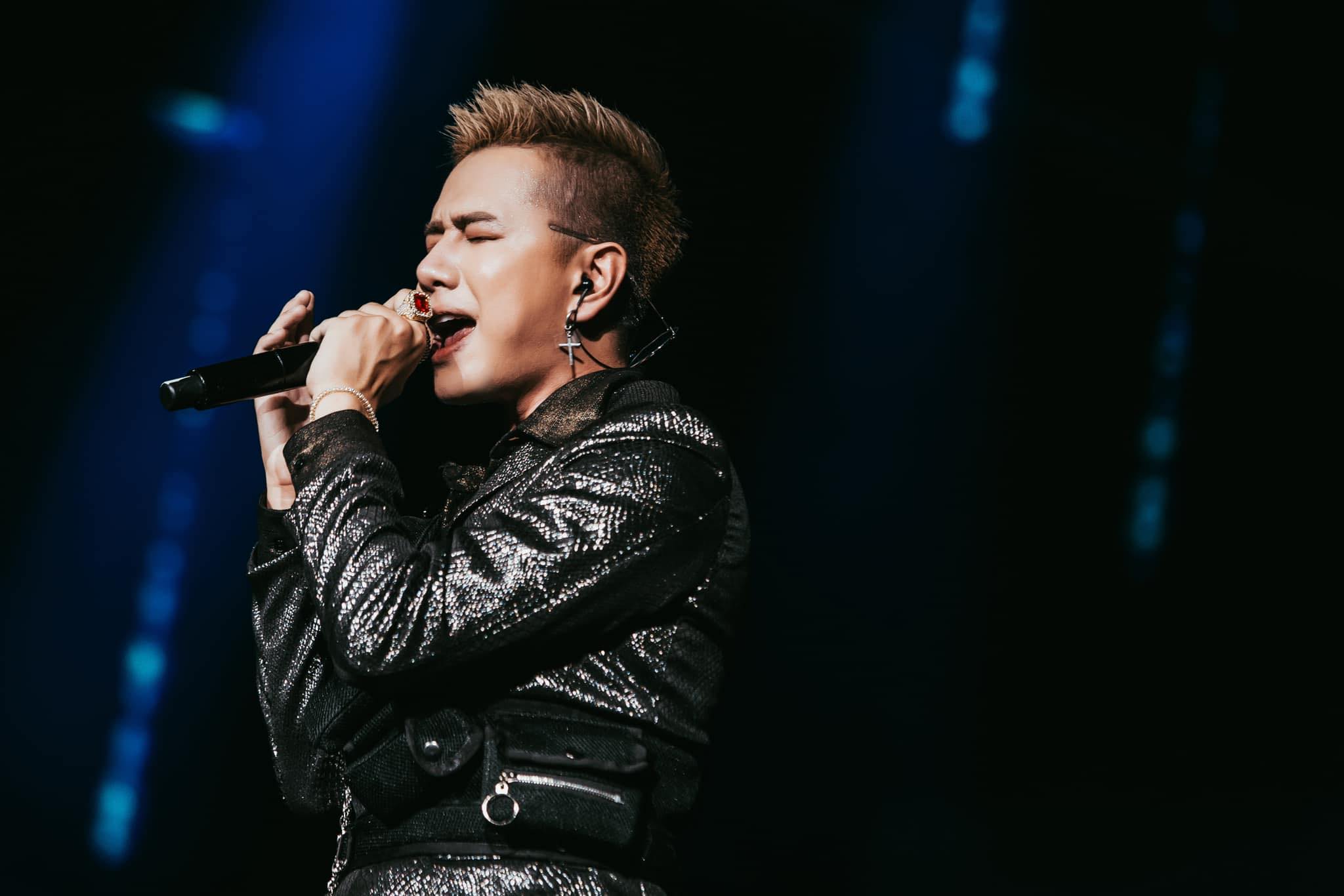 Ca sĩ Lou Hoàng: Hát live mùa dịch, giải trí tại gia