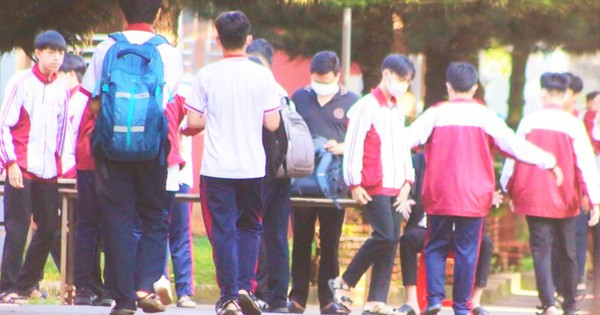 Trường lục cặp, soát người học sinh: Chuyên gia giáo dục nói gì?