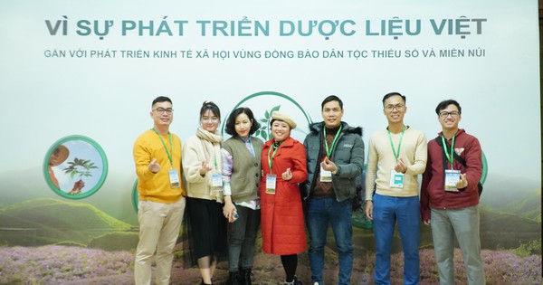 Đông đảo khách mời đang tiến vào Nhà hát Lớn dự Lễ Vinh danh vì sự phát ...