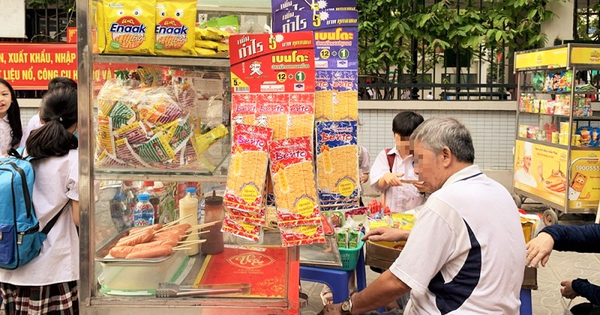 Mối nguy từ đồ ăn vặt cổng trường học: Cách nào bảo vệ con?