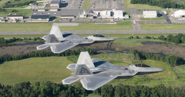 UAV bí ẩn quấy nhiễu căn cứ quân sự Mỹ chứa máy bay tàng hình F-22 ...