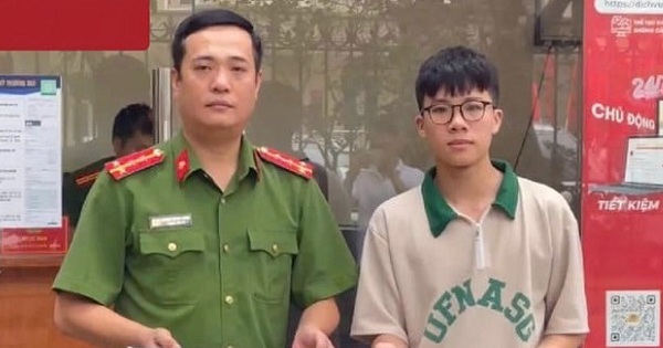 Nam sinh nhặt được song đao, côn ba khúc trên đường đi học