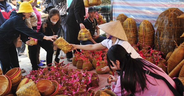 Dòng người ùn ùn đổ về phiên chợ mua may bán rủi