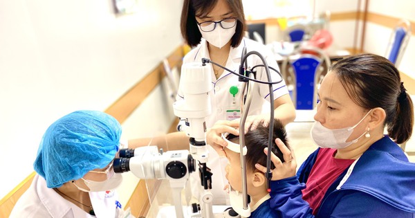 Rận mu bám chi chít trên mắt bé trai